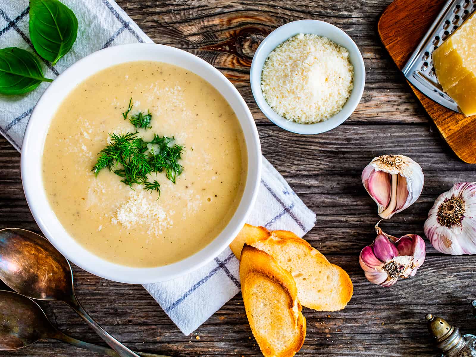 Sopa de Ajo: La Receta Fácil Especial para los Días más Frios